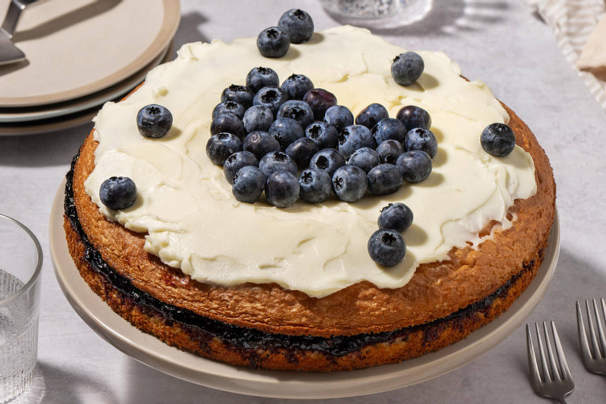 Moederdagcake met blauwe bessen Recept | HelloFresh
