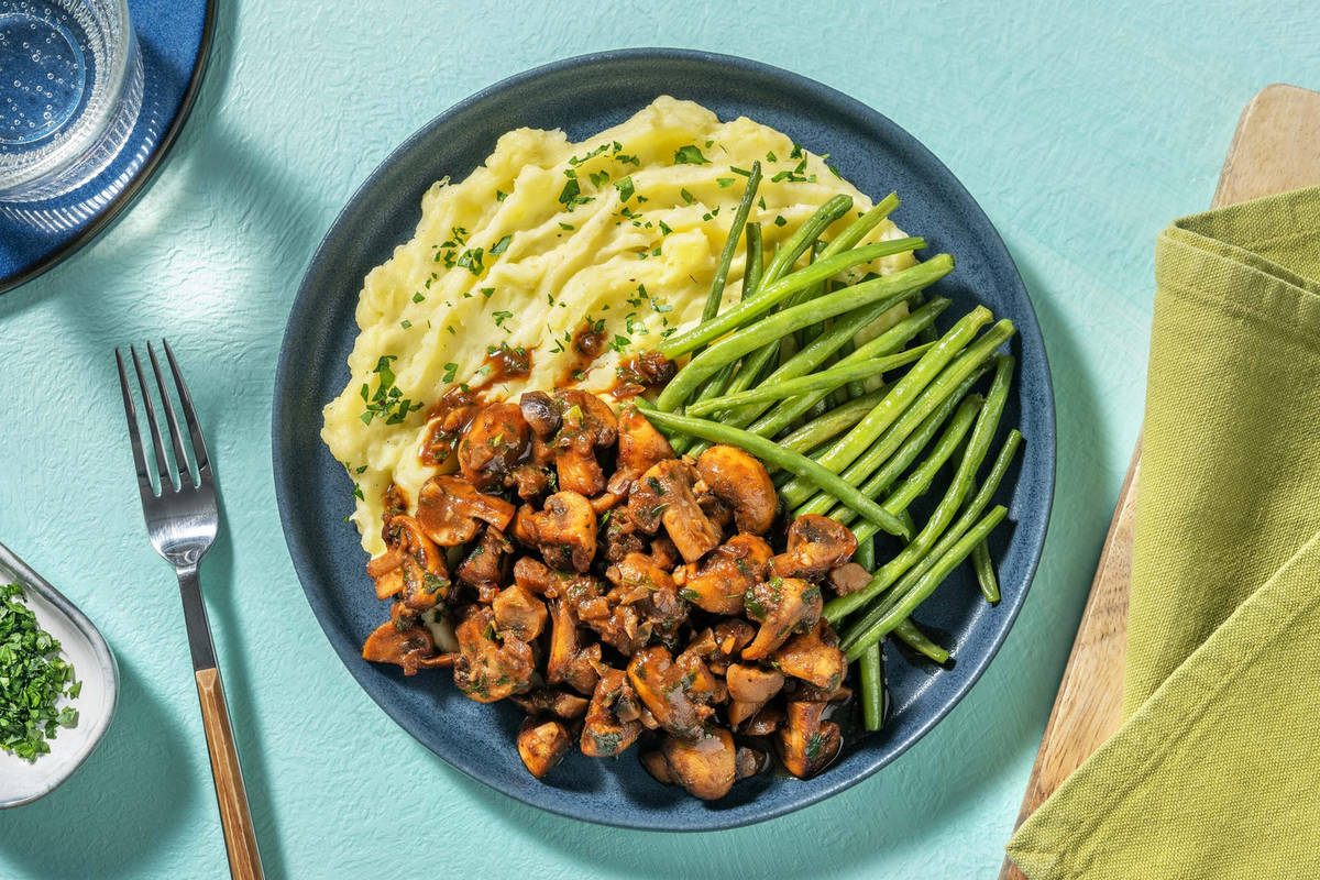 Maronen-Pilz-Ragout mit Bohnen und extra Schweinesteak Rezept | HelloFresh