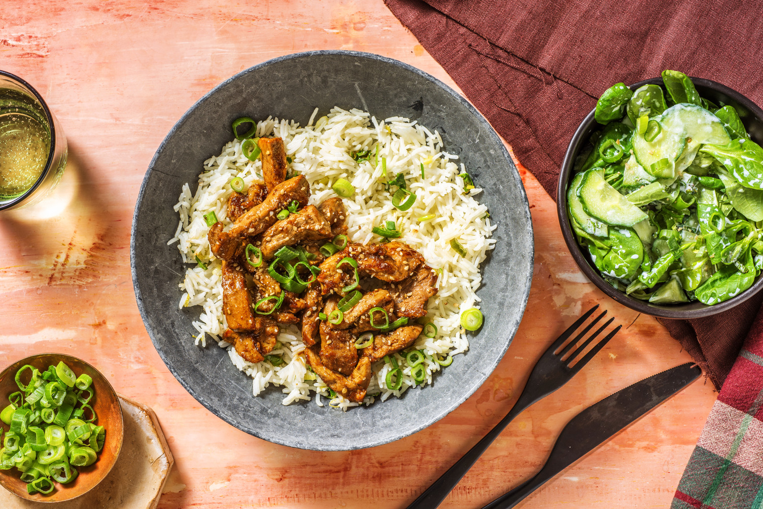 Porc caramélisé et salade de concombre Recette | HelloFresh