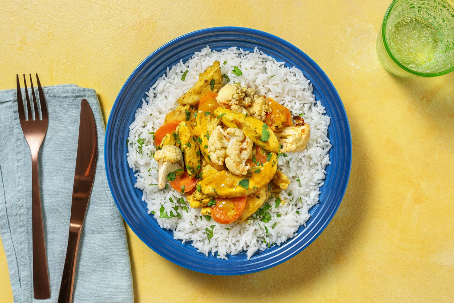 Mildes Hähnchencurry mit Kräuterreis Rezept | HelloFresh