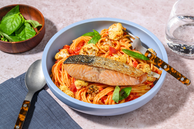 Hot! Frische Linguine mit Röst-Blumenkohl & extra Lachs Rezept | HelloFresh