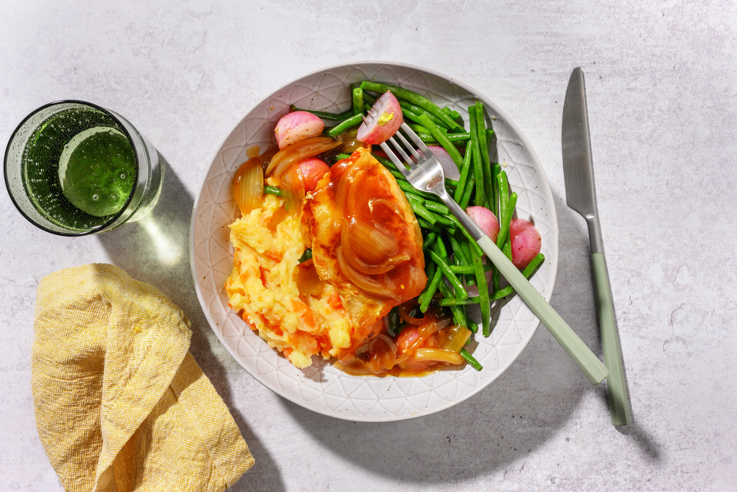 Doppelt Schweinelachs in Senf-Zwiebel-Soße Rezept | HelloFresh