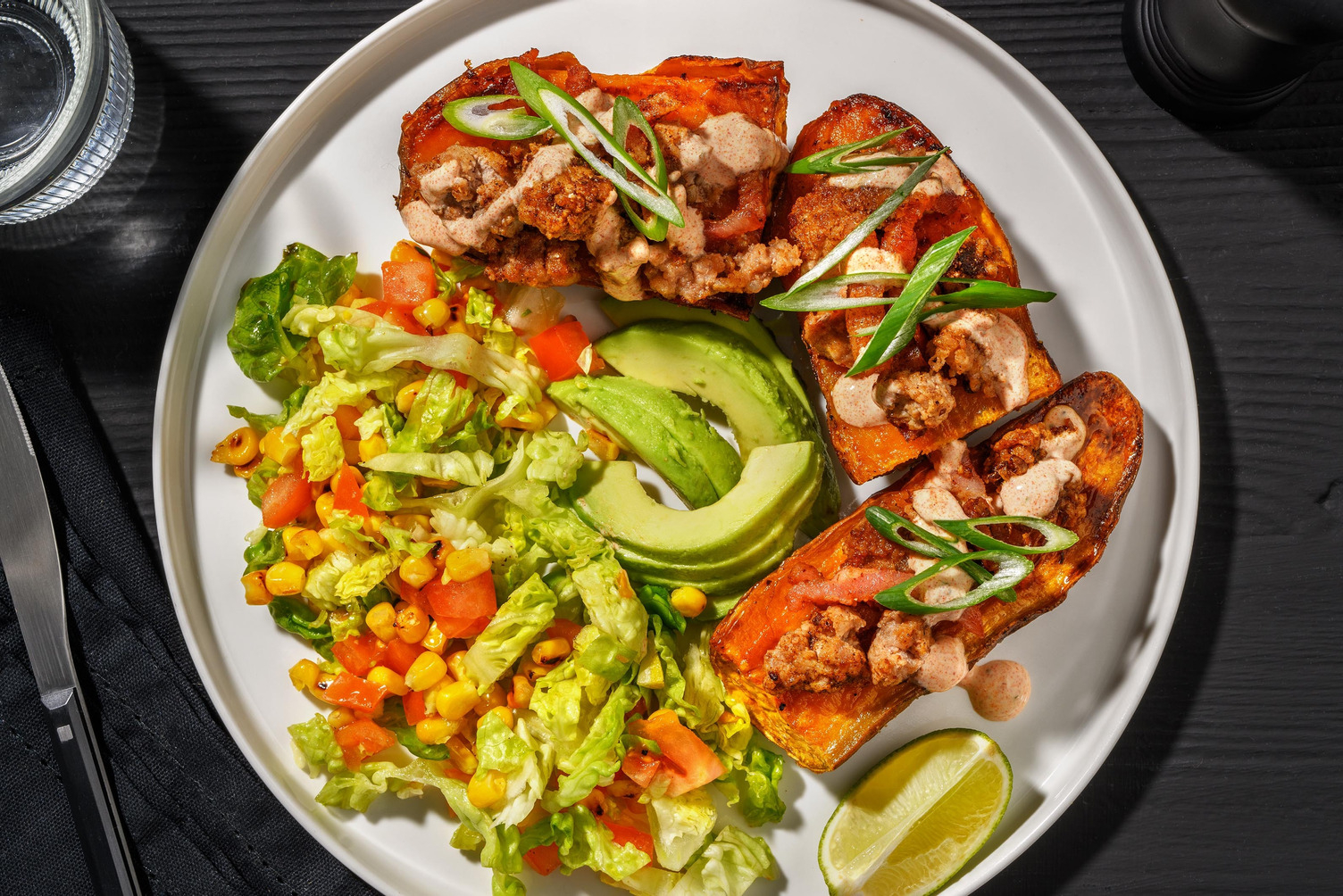 Loaded zoete aardappel met spekjes en smokey zure room Recept | HelloFresh