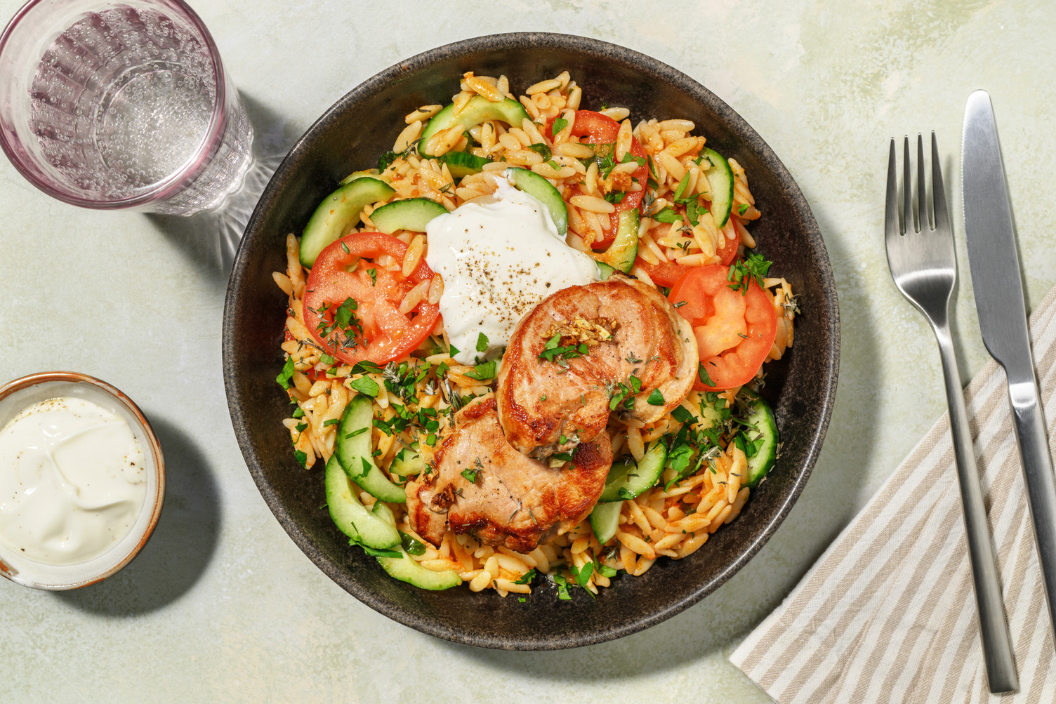 Bio-Schweinefilet in mediterraner Marinade auf Orzo Rezept | HelloFresh
