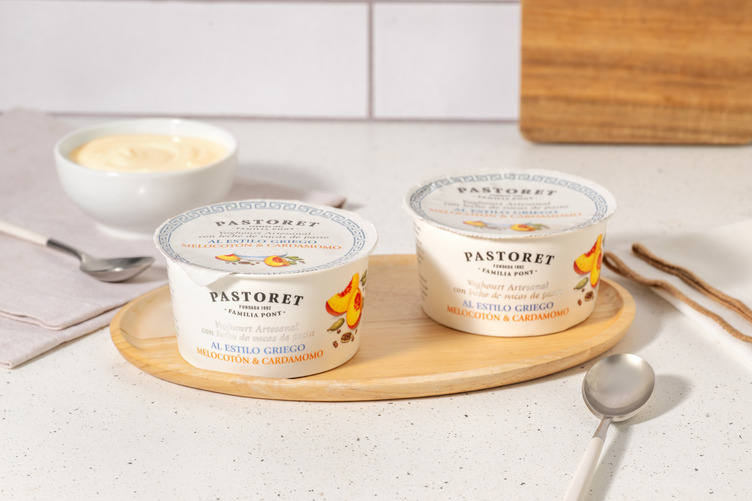 Yogures griegos de melocotón y cardamomo | Pastoret | HelloFresh