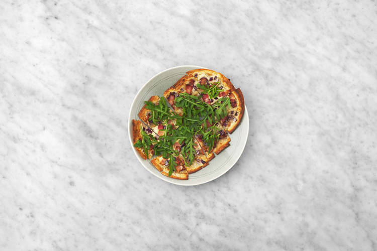 Flammkuchen met spek en rode ui Recept | HelloFresh