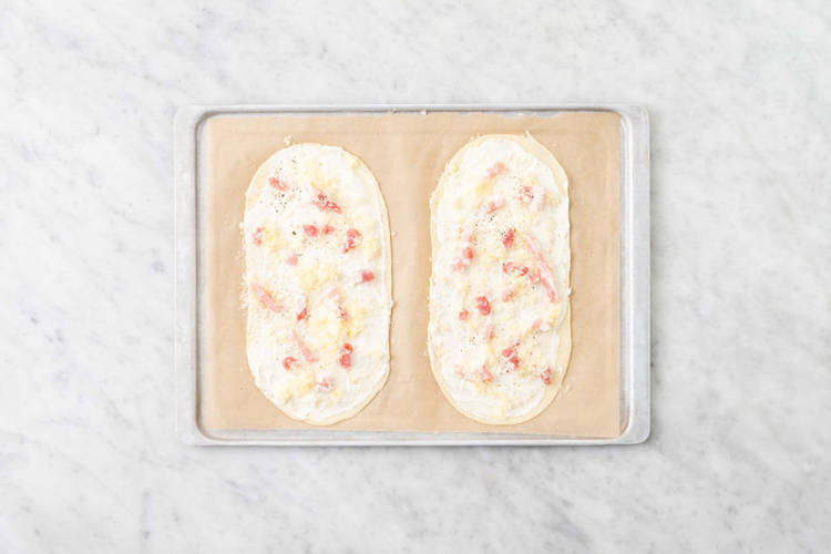 Flammkuchen met spek en rode ui Recept | HelloFresh