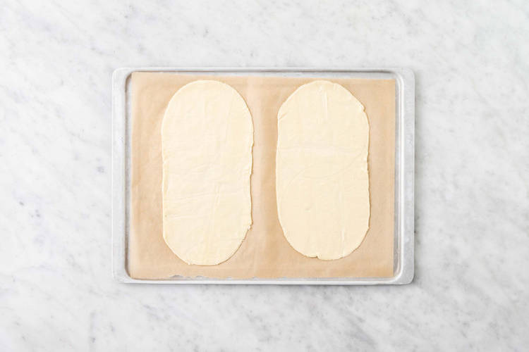 Flammkuchen met spek en rode ui Recept | HelloFresh