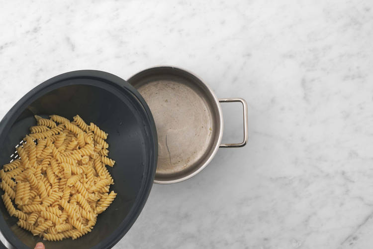 Rankenpasta mit Geheimspinat inspiriert von Bisasam Rezept | HelloFresh