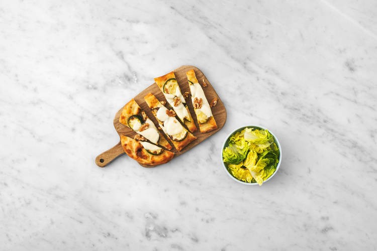 Pinsa fragrante alla mozzarella e zucchine | HelloFresh