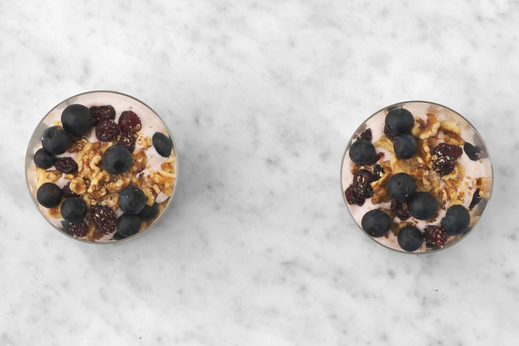 Griekse yoghurtparfaits met verse blauwe bessen Recept | HelloFresh