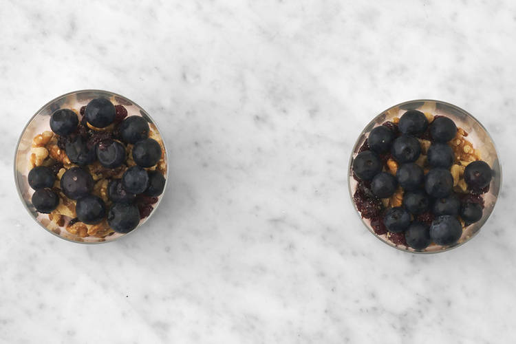 Griekse yoghurtparfaits met verse blauwe bessen Recept | HelloFresh
