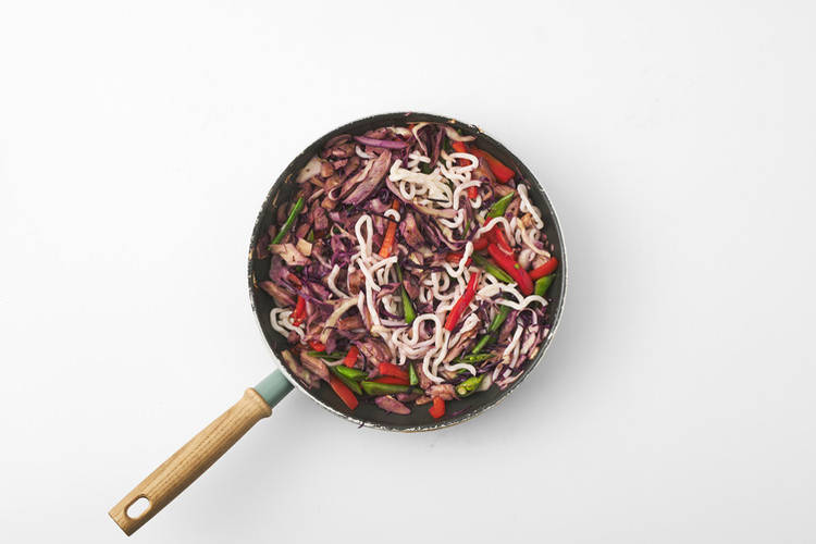 One-Pan Udon Noodles mit veganen Filetstücken Rezept | HelloFresh